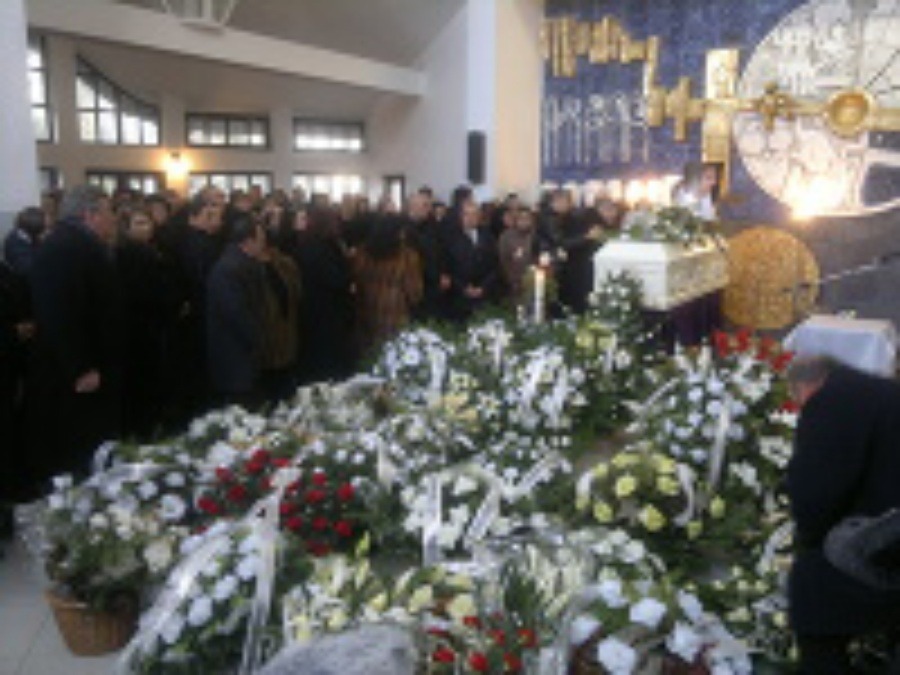 Pohreb Petra Končeka: Mal bielu rakvu, užialená mama hladkala jeho ...