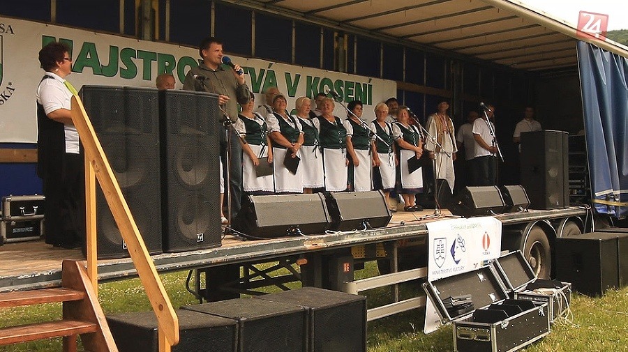 Ostrý Grúň: Kosy brúsili aj poslanci a starostovia - galéria | Topky.sk