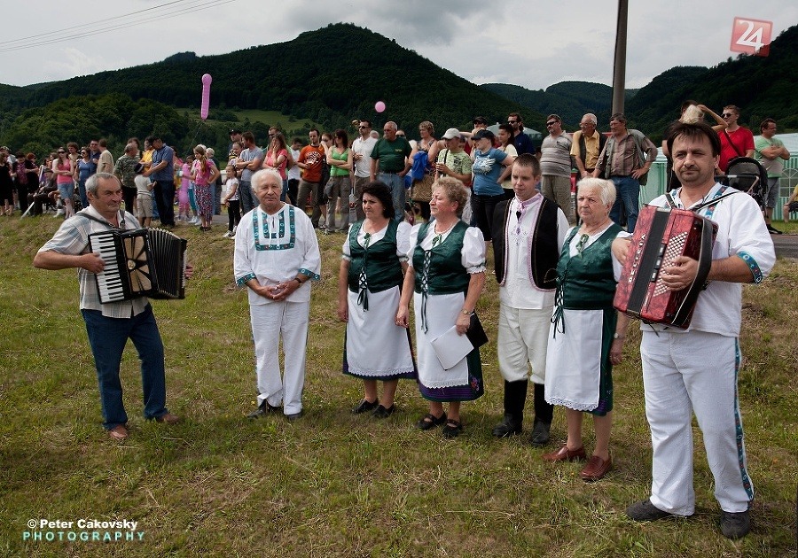 Ostrý Grúň: Kosy brúsili aj poslanci a starostovia - galéria | Topky.sk