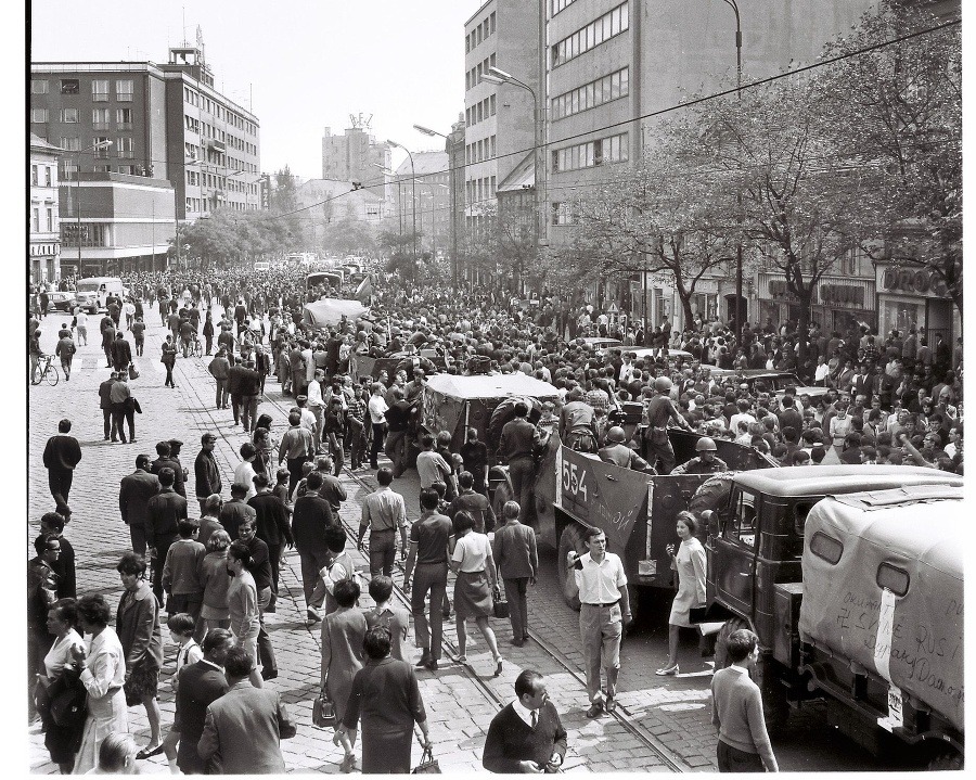 FOTOREPORTÁŽ 21. august 1968: Takto cudzie vojská okupovali ulice ...