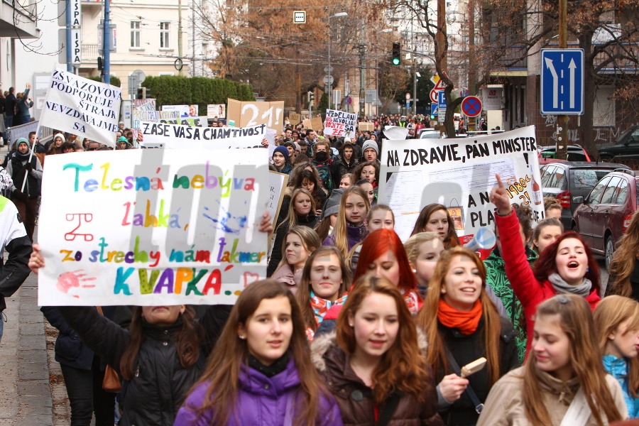 Protest v Bratislave: Tri tisícky študentov a učiteľov vyzvali k ...