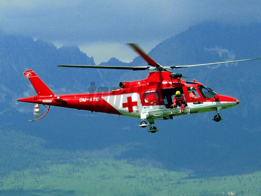 V Tatrách opäť zasahoval vrtuľník, pomáhal dvom zraneným lyžiarom ...