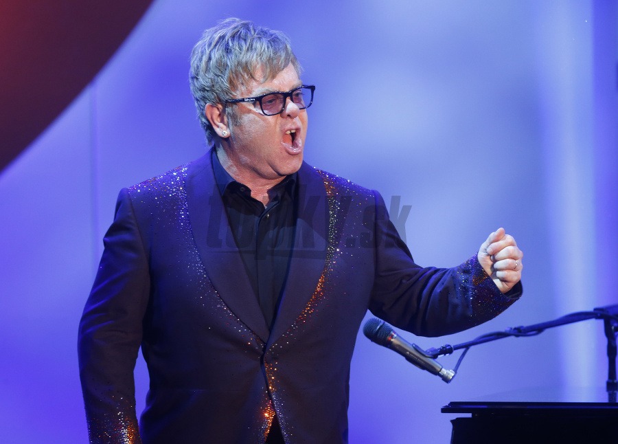 Rusom vadí outfit Eltona Johna, chcú ho navliecť do ich tradičného ...