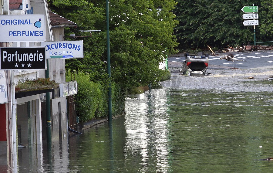 Francúzsko zasiahli masívne povodne: Živel ničí pútnické miesto ...