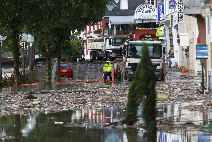 Francúzsko zasiahli masívne povodne: Živel ničí pútnické miesto ...