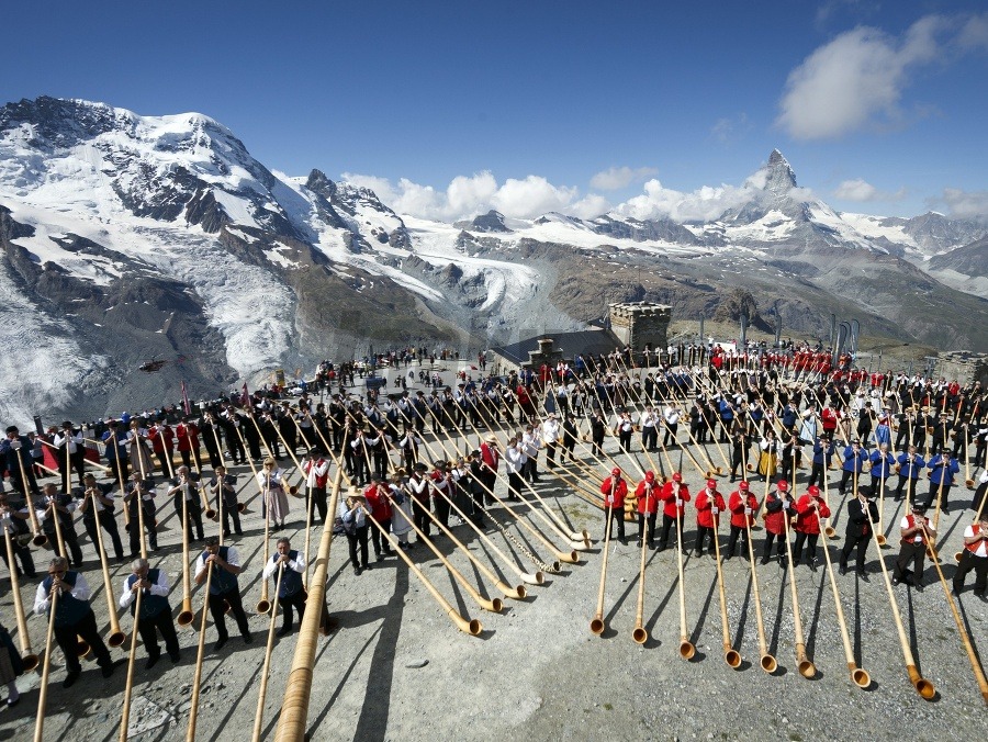 Rekordný koncert na horách: 500 muzikantov hralo na alpský roh ...