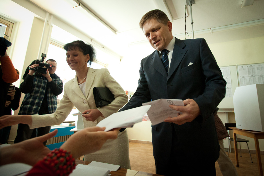 Pobozkaná sekretárka nebola s Ficom vonku prvýkrát: Je to Janka z ...