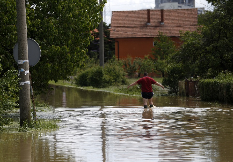 Ničivé záplavy na Balkáne si vyžiadali už 44 obetí: Hrozia zosuvy pôdy ...