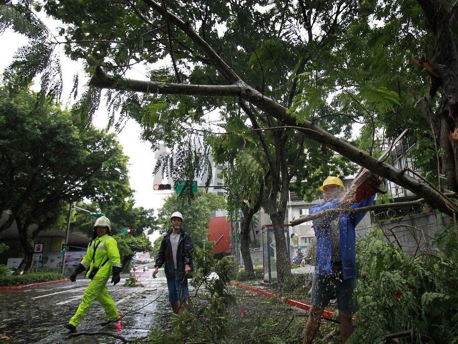 Tajfún Matmo bičoval Taiwan intenzívnymi dažďami a silným vetrom ...