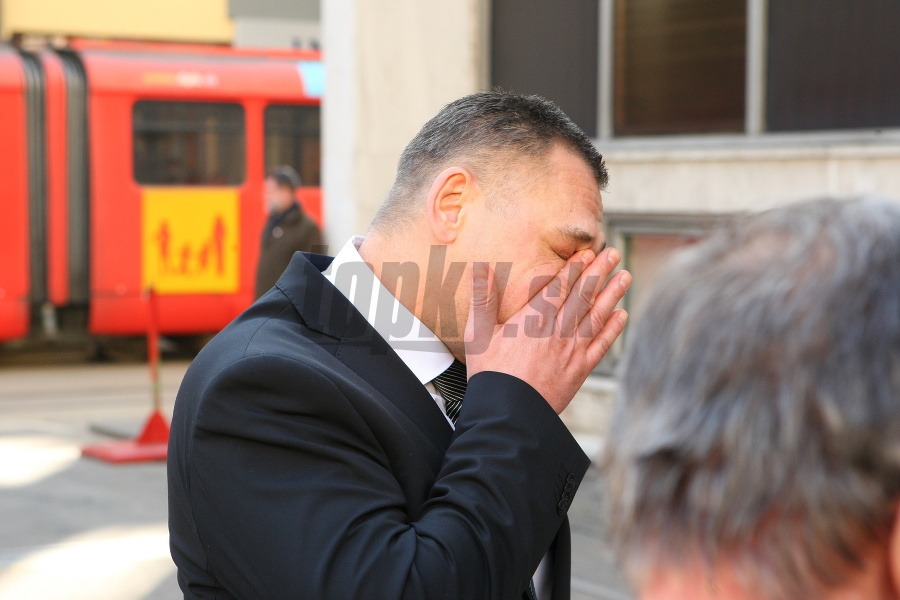 Rozlúčka s mŕtvym Ťapákom: Uplakaný syn, známa herečka v šiltovke ...