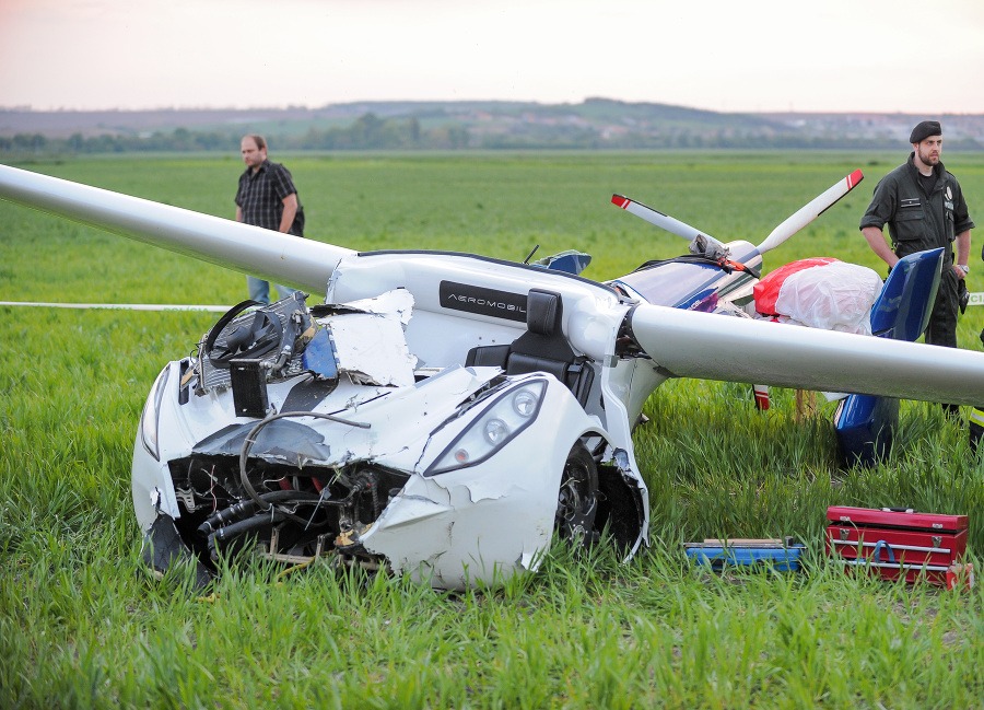 FOTO Slávny slovenský aeromobil sa zrútil na letisku v Nitre: Štefan ...