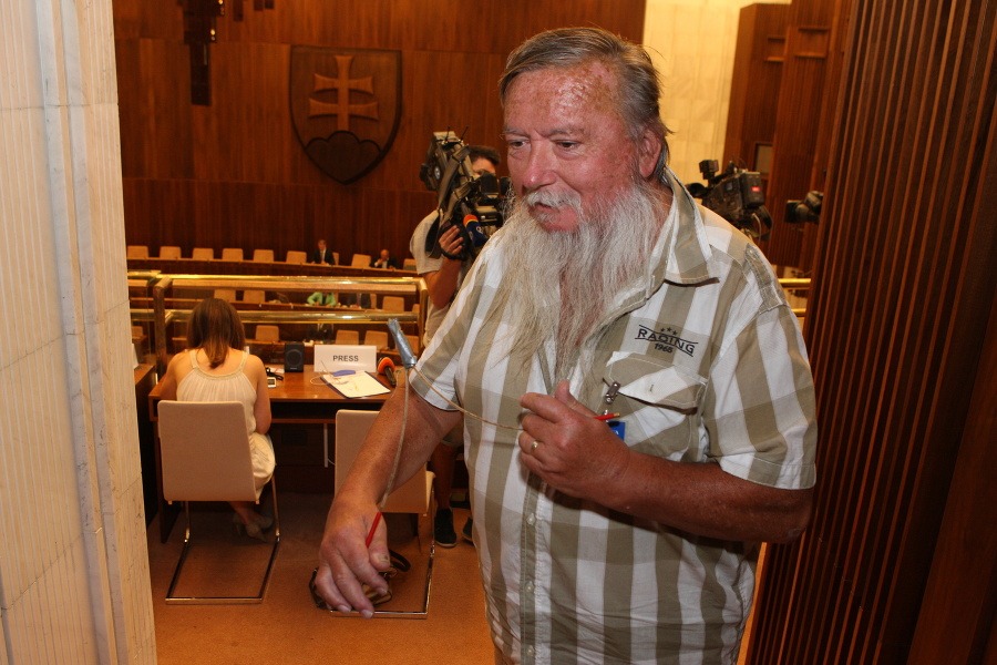 Desivé zistenie psychotronika v slovenskom parlamente: Celú budovu ...