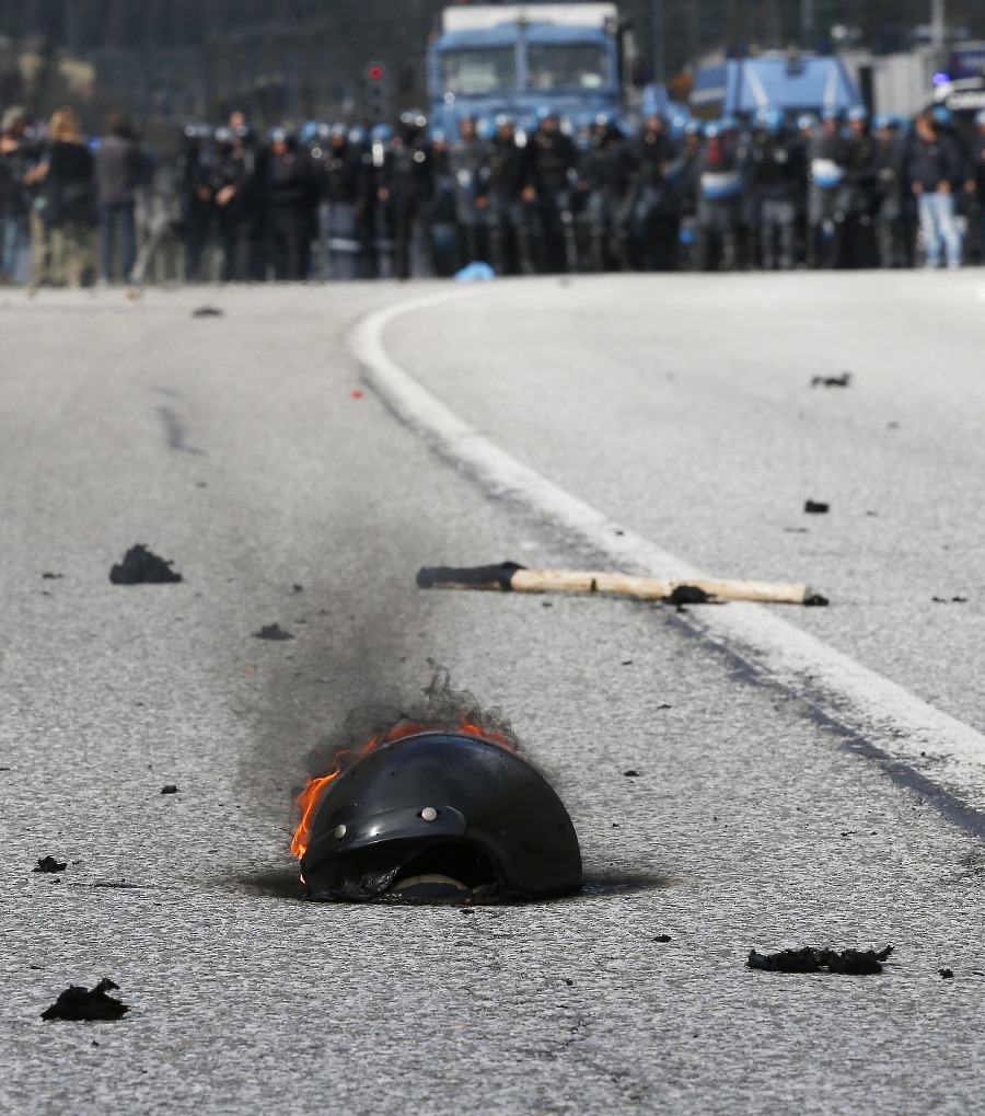 Drsné VIDEO protestu na hranici: Aktivisti hádzali horiace fľaše i ...