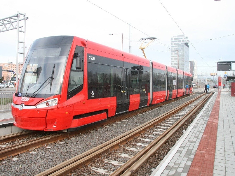 Električkovú trať v Petržalke opravia, dnes budú nákladné autá na ...