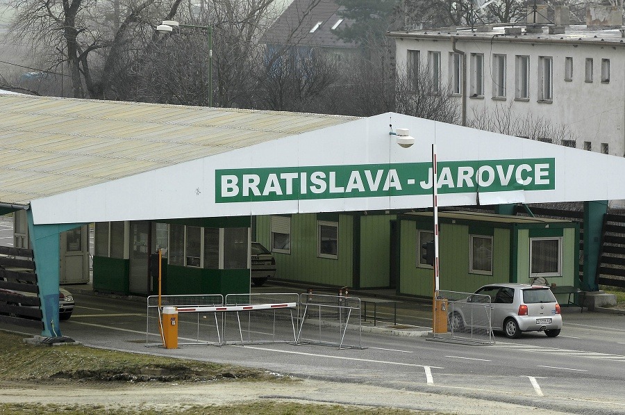 Policajti zadržali na slovenskej hranici v Jarovciach 19 cudzincov ...