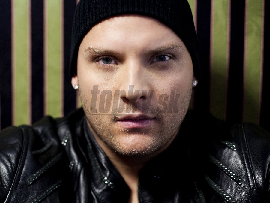 Kto je jeho láska?! Popovič partnerku Rakovskú z klipu vynechal ...