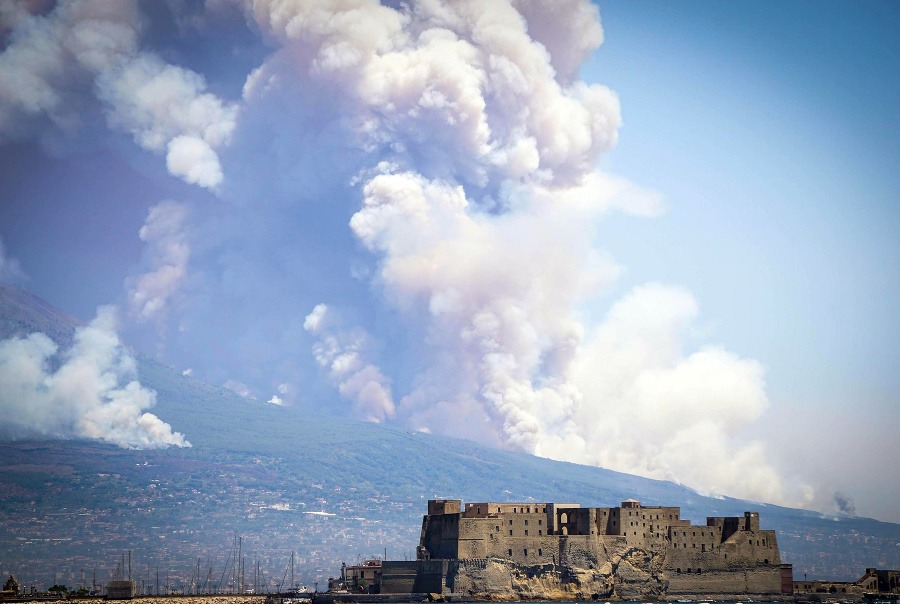 FOTO Akoby vybuchol Vezuv! Rekordné požiare pohltili úpätie sopky ...