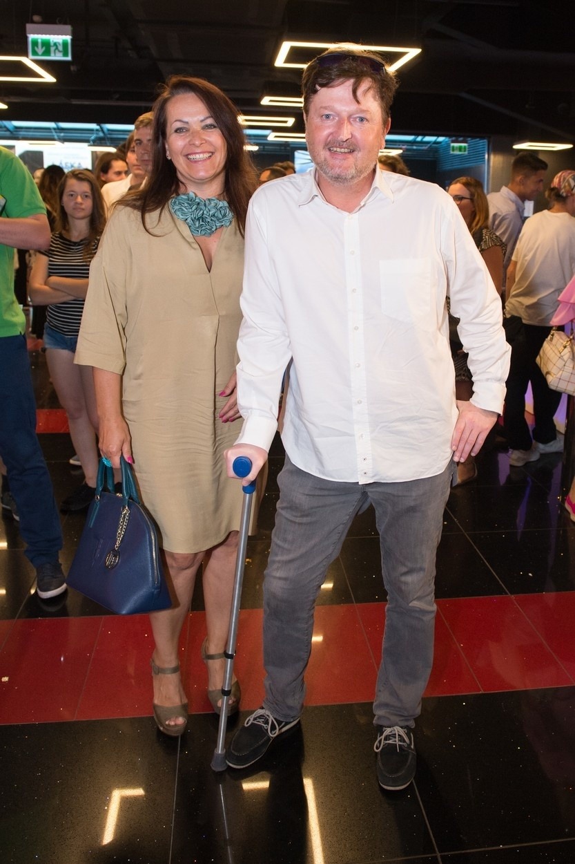 Ubolený Peter Sklár v spoločnosti s barlou: Au, čo sa mu stalo ...