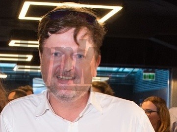 Ubolený Peter Sklár v spoločnosti s barlou: Au, čo sa mu stalo ...
