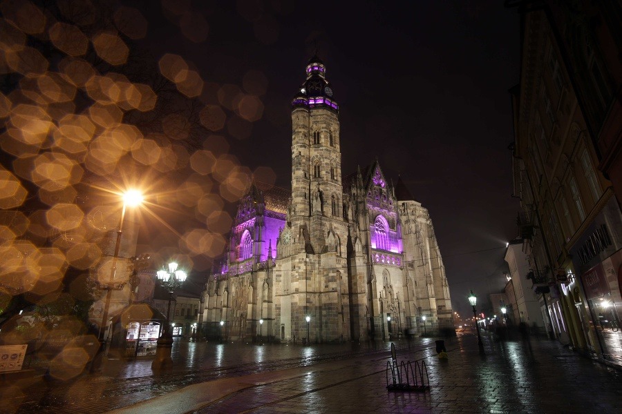 FOTO Košický Dóm sv. Alžbety bude počas nadchádzajúcich sviatkov zlatý ...