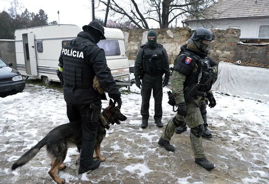 Veľká policajná razia: V Banskobystrickom kraji zasahujú proti obchodníkom s ľuďmi - galéria ...