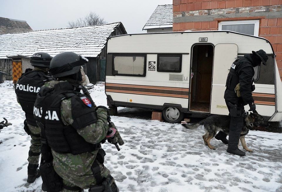 Veľká policajná razia: V Banskobystrickom kraji zasahujú proti obchodníkom s ľuďmi - galéria ...