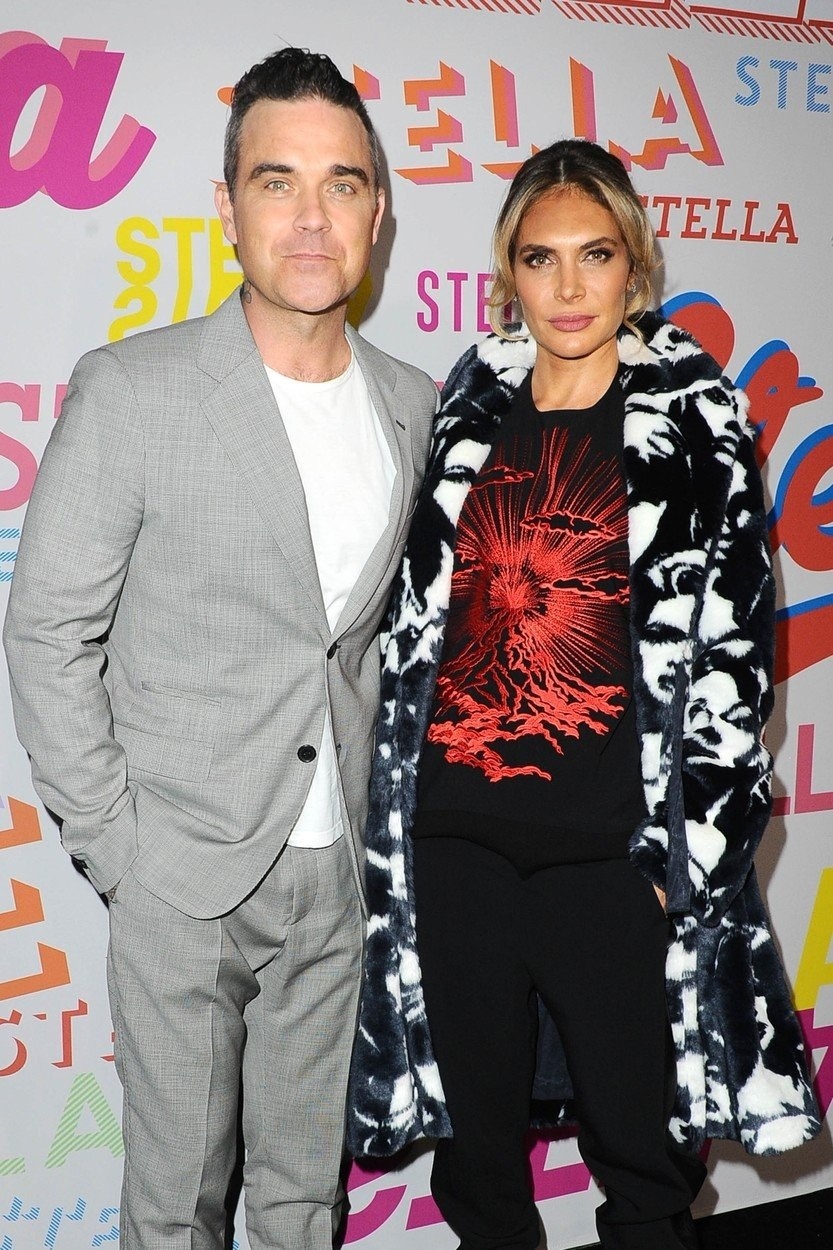 Katy Perry ako XXL Karkulka, Robbie Williams s fešnou ženou! - galéria ...