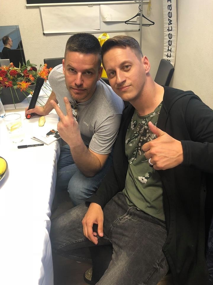 Škandál ako hrom: Slovenský herec prerušil šou, na pódium sa dovalil v ružových tangáčoch ...