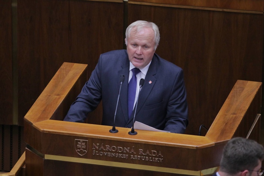 VIDEO Emotívne odvolávanie Matečnej, hádky a nadávky: Ministerku po ...