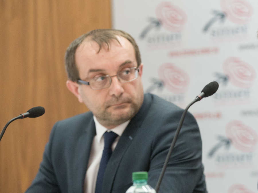 Puci navrhne, aby sa výbor pre nezlučiteľnosť funkcií zaoberal chatou ...