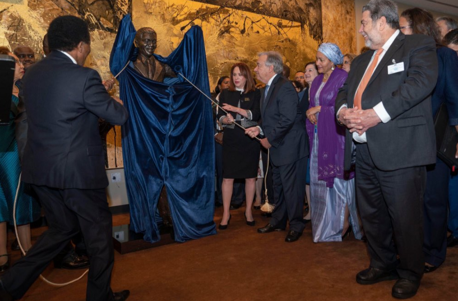 Nelson Mandela ožil na FOTO: V sídle OSN slávnostne odhalili jeho sochu ...