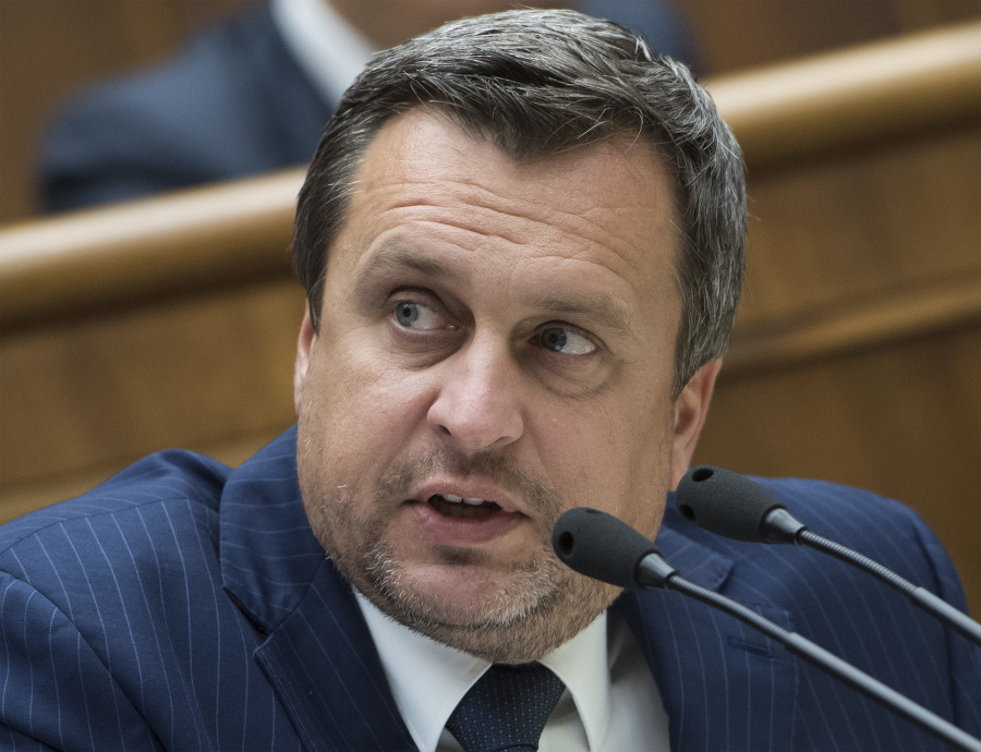 Opozícia sa pokúsi na mimoriadnej schôdzi parlamentu v utorok odvolať ...