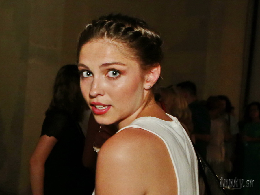 Slovenská moderátorka bez podprsenky: Stačil moment a... vykukol prsník ...