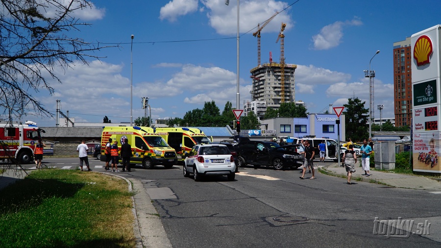 MIMORIADNE Hrozivá nehoda sanitky: VIDEO Prevážala bábätko v inkubátore ... MIMORIADNE Hrozivá nehoda sanitky: VIDEO Prevážala bábätko v inkubátore ...