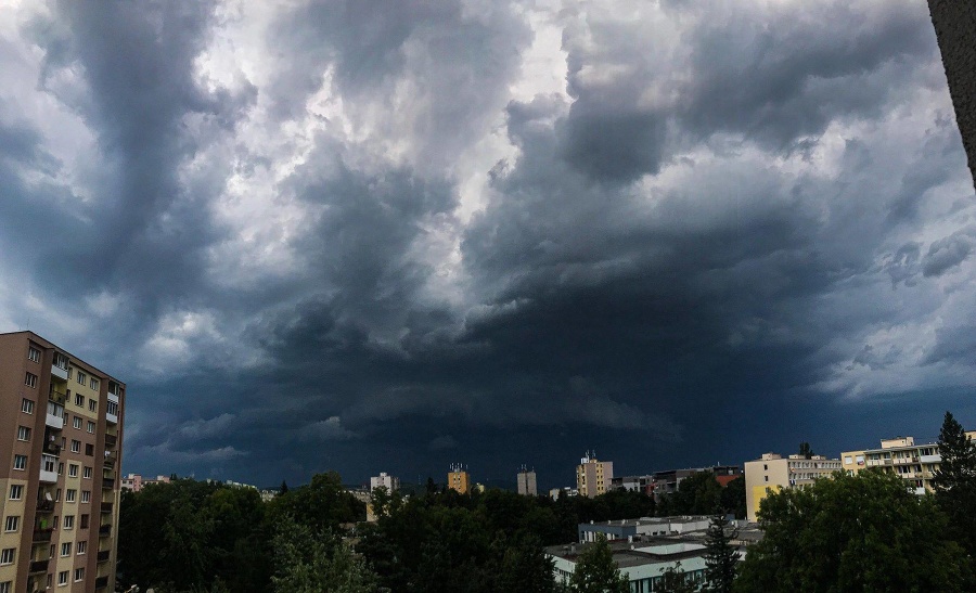 Intenzívne búrky na Slovensku: FOTO Bratislavské cesty boli pod vodou ...