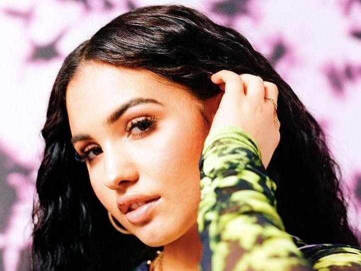 VIDEO: Mabel v novom singli priznáva boj s úzkosťou. Je OK nebyť OK ...