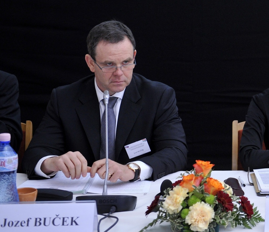 Od Jankovskej dávajú ruky preč aj koaliční poslanci: Buček prepustil ...