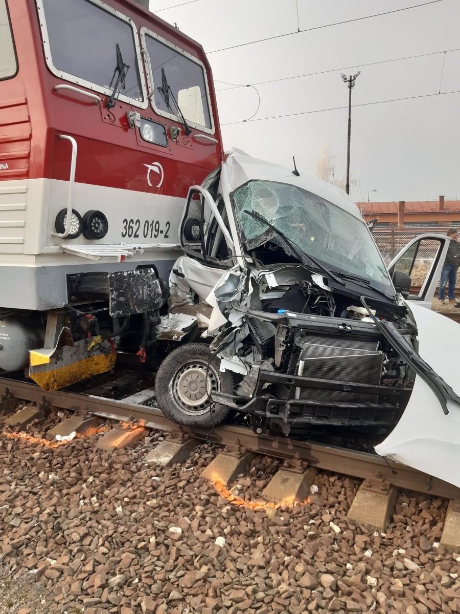 PRÁVE TERAZ Smrteľná zrážka dodávky s vlakom: FOTO Nehoda si vyžiadala ...