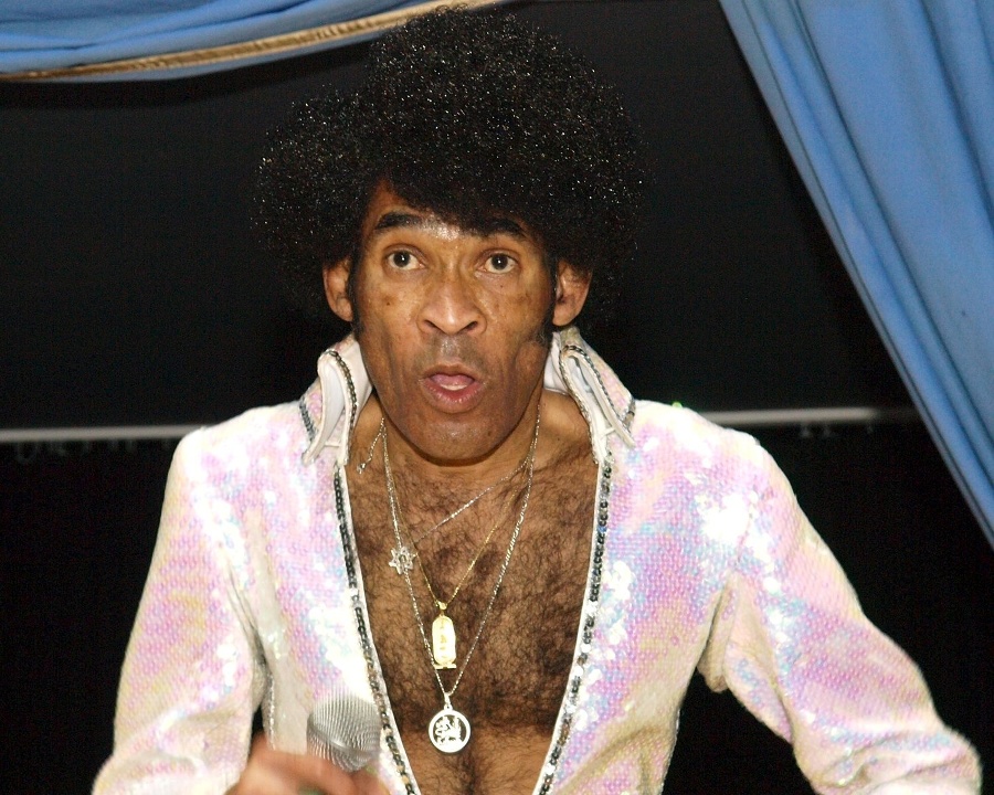 Vyše 30 rokov zabával ľudí: Slávny playbackový spevák zomrel počas ...