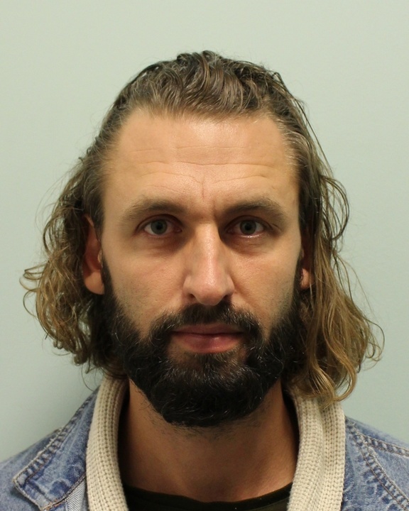 Čech (38) chcel odletieť do Dubaja: FOTO To, čo našli v jeho batožine ...