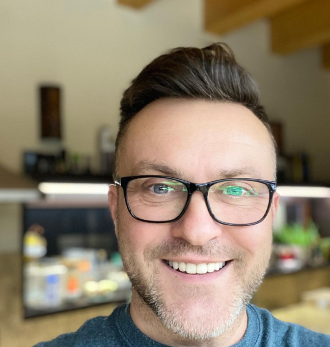 Narodeniny oslávil sám a bez rodiny: Moderátor Jopo skončil na klinike ...