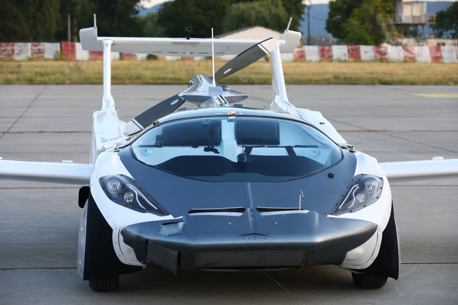 Historická chvíľa! VIDEO Do Bratislavy priletelo lietajúce auto ...