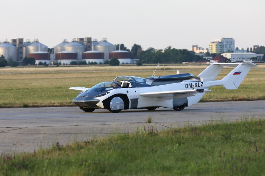 Historická chvíľa! VIDEO Do Bratislavy priletelo lietajúce auto ...