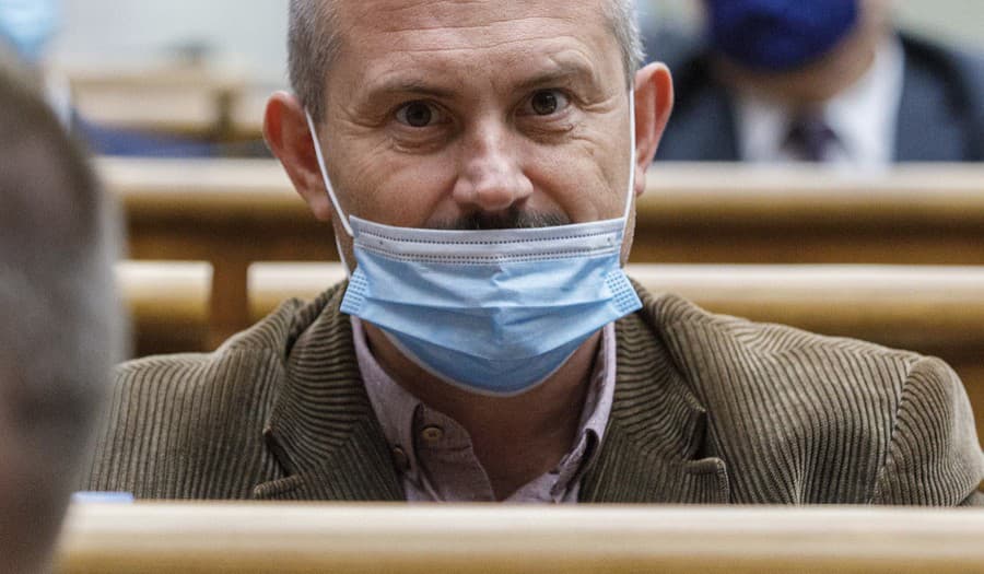 Kotleba sa pustil do policajtov, ktorí zadržali Krupu pri incidente na ...