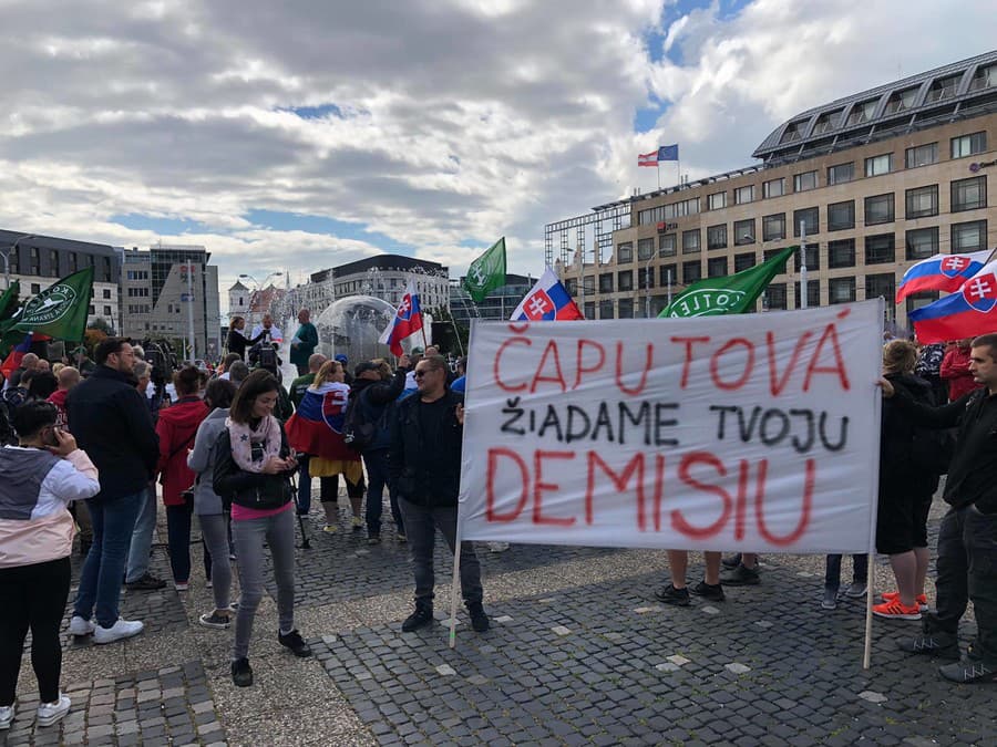Slovensko zažilo veľké protesty: V Bratislave incidenty medzi ...