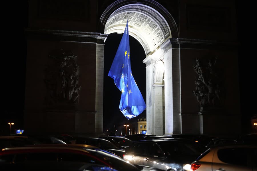 Po kritike dali francúzske úrady sňať z parížskeho Víťazného oblúka ...