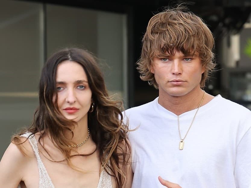 Model roka vyšiel do ulíc s takmer NAHOU ženou: Preboha! Do čoho sa ...