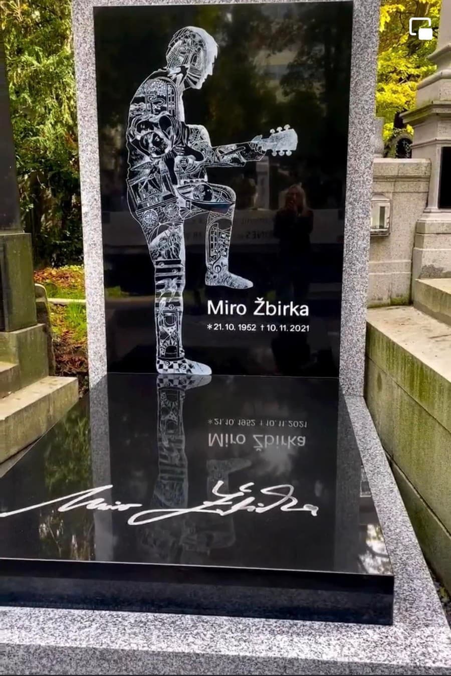 HROB Mekyho Žbirku (†69) je po roku DOKONČENÝ: Krásne miesto posledného ...