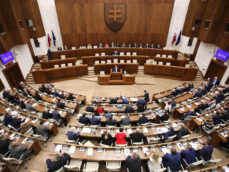 AKTUÁLNE V parlamente je rušno! Začala mimoriadna schôdza k ...