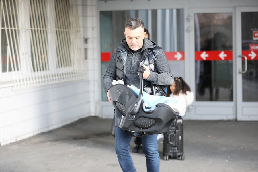 Moderátor JOPO v pôrodnici: Vyzdvihol si synčeka a partnerku... FOTO ...